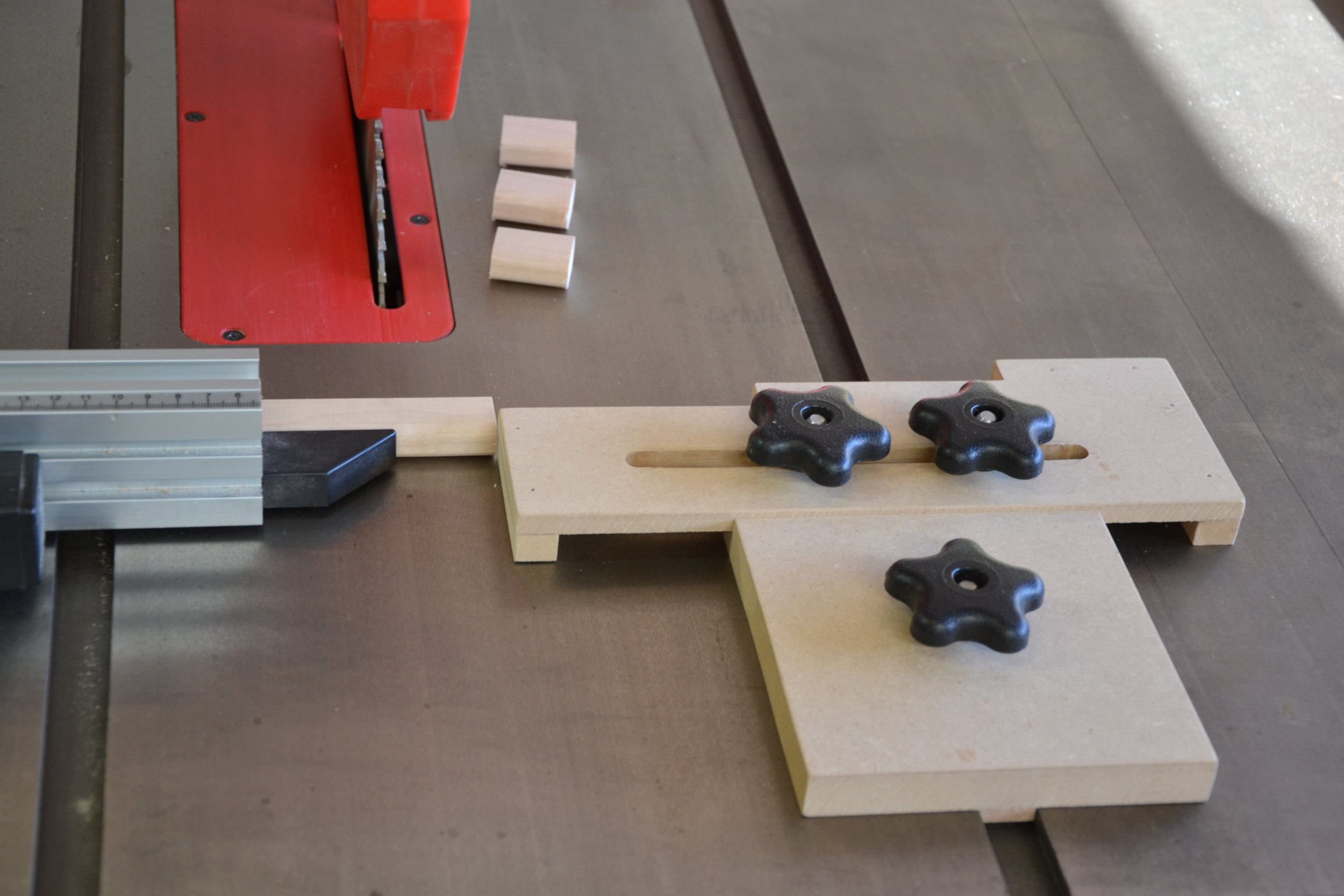Make a handy saw bench jig - The Shed